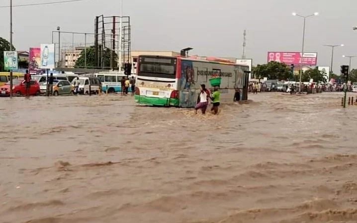Five dead in Accra after torrential rain and floods, 3000 houses ...